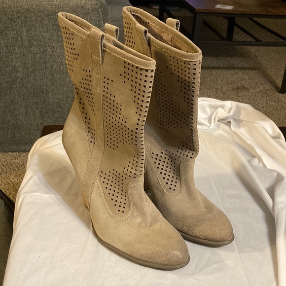 Sam Edelman | Shoes | Sam Edelman Tan Keyhole Boots Size 95 | Poshmark